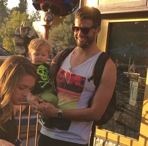 20 Pères De Famille Sexy à Disneyland On Craque