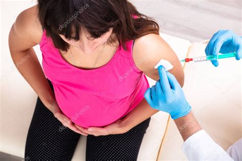 Primer Plano Del M Dico Que Usa Guantes Azules Vacunando A Mujeres
