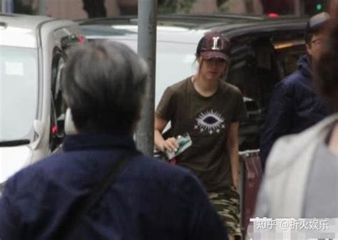郑秀文上街头，不受影响，知道许志安出轨，司机要价40万没同意 知乎