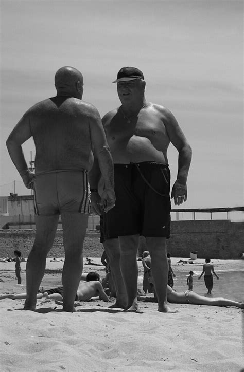 Viejos Gordos En La Playa De Cadiz Manolo Que Calor Hace Flickr