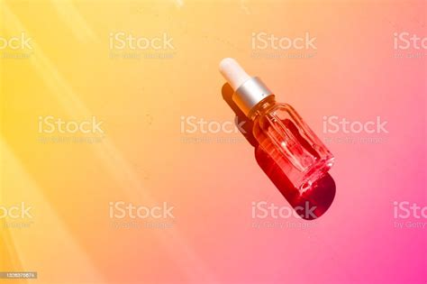 파이펫을 곁들인 드롭퍼 유리 병 투명 히알루론 천연 미용 미네랄 제품 및 에코 세럼 스킨 케어 컨셉 위쪽 가로 뷰 카피