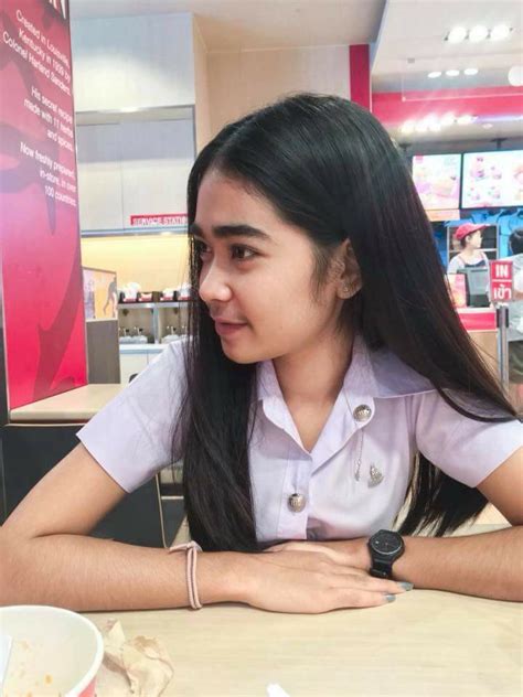 Gadis Cantik Ini Menjadi Viral Di Media Sosoal Setelah Mereka Melihat Wanita Berkumis BERITA