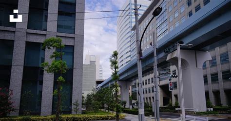 낮 동안 하얗고 푸른 하늘 아래 고층 건물의 로우 앵글 사진 사진 Unsplash의 무료 아스팔트 이미지