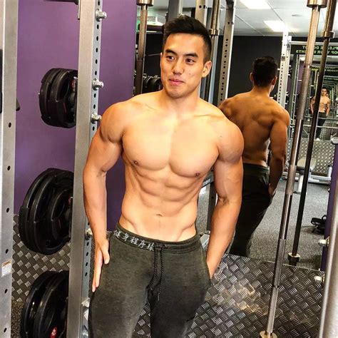 最近很火被抓拍的正装小哥哥，爱健身的肌肉男 搜狐大视野 搜狐新闻