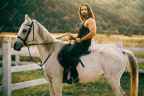 Hombre Joven Montando A Caballo Vaquero Macho Guapo Montando En Un
