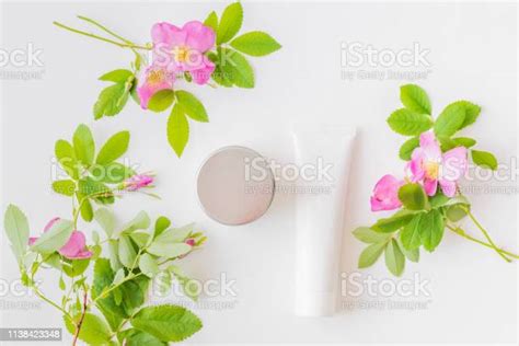 흰색 바탕에 화장품 이랑 흰색 튜브와 분홍색 꽃과 편평한 누워 조성 로즈힙에 대한 스톡 사진 및 기타 이미지 로즈힙 생활