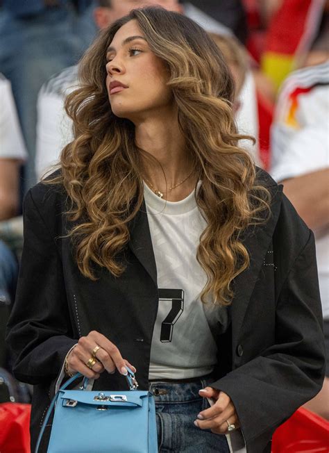 Fotoshow Das Sind Die Looks Der Spielerfrauen