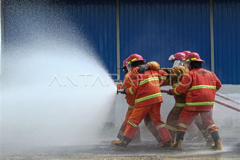 Pendidikan Dan Pelatihan Pemadam Kebakaran Di Kendari ANTARA Foto