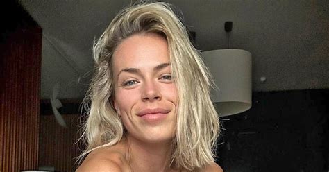 Nahá V Posteli Mirka Partlová Prichytená Po Prebudení Erotika Bez šiat Foto