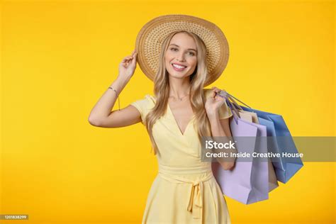 쇼핑백을 들고 노란 배경 위에 고립 된 모자를 쓰고 행복한 젊은 여성의 이미지 가방에 대한 스톡 사진 및 기타 이미지 가방 귀여운 금발 머리 Istock