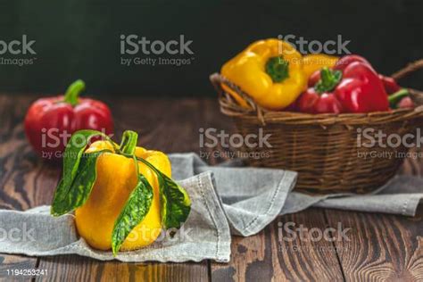 어두운 나무 테이블에 익은 유기농 신선한 달콤한 빨간색과 노란색 후추 심장을 위한 건강식품 선택 생활 개념 3가지 개체에 대한