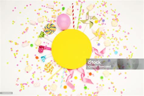 흰색 배경에 다양한 파티 항목과 사탕다채로운 평면 평신도 구성 개체 그룹에 대한 스톡 사진 및 기타 이미지 개체 그룹 공휴일 구도 Istock
