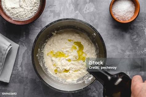 이탈리아어에 대 한 재료 원시 반죽 올리브 오일 토마토 바다 소금 Focaccia 빵 건강한 식생활에 대한 스톡 사진 및 기타