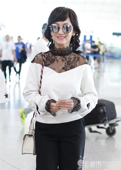 64歲趙雅芝大膽穿蕾絲秀香肩 網友：美了一輩子 每日頭條