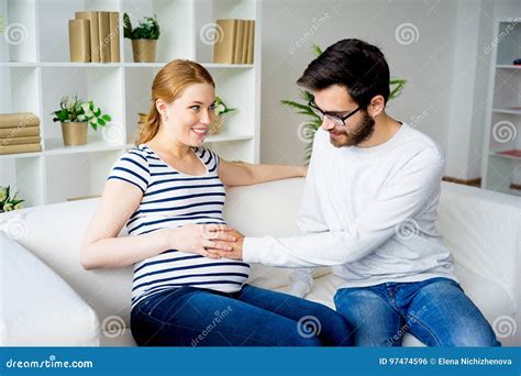 Donna Incinta Con Il Marito Fotografia Stock Immagine Di Gravidanza