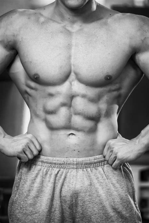 Hombre Muscular En El Gimnasio Que Realiza El Ejercicio Foto De Archivo