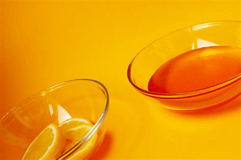 노란 배경에 유리 접시에 꿀과 레몬 조각 건강과 여름 개념 0명에 대한 스톡 사진 및 기타 이미지 0명 건강관리와 의술