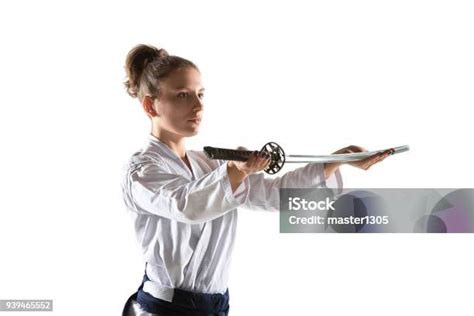 합기도 마스터 관행 방위 자세 건강 한 라이프 스타일과 스포츠 개념입니다 흰색 배경에 흰색 기모노 여자 가라테에 대한 스톡 사진