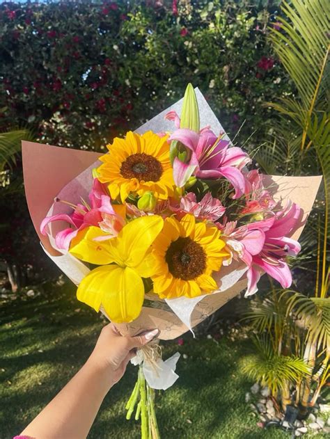 Ramo De Girasoles Con Lirios 🌻🌸 Sunflower And Lily Bouquet Beautiful