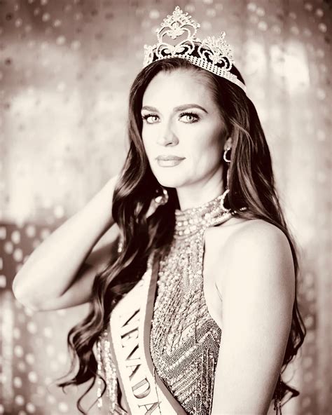 Crown Jewelry Fashion Moda Fashion Styles Fashion Illustrations