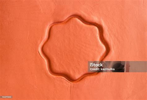 빨간색 테라코타 벤토나이트 점토 질감은 텍스트를 위한 꽃 패턴 장소입니다 자연 미용 트리트먼트 및 스파 점토 질감 매크로 선택적 초점 추상적인 배경입니다 가을에 대한 스톡