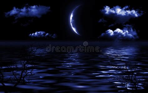 Mitad De La Luna En Nubes Fotos De Stock Fotos Libres De