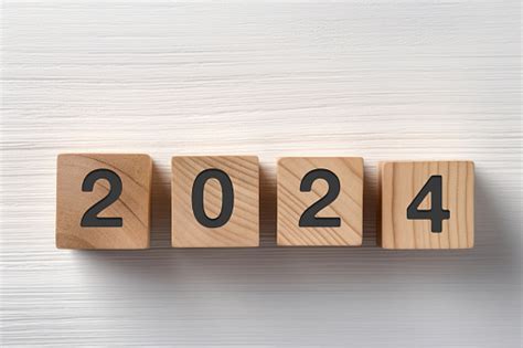 나무 큐브에 2024년 텍스트입니다 창조적 영감과 개념 배경의 새로운 시대 계획에서 새로운 출발을 하거나 새로운 삶의 결심을