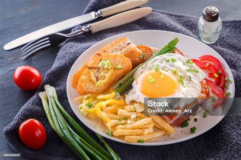 베이컨 빵 채소 토마토와 회색 나무 테이블에 감자 튀김의 튀김 조각 흰색 접시에서에 튀긴 그 감자 요리에 대한 스톡 사진 및