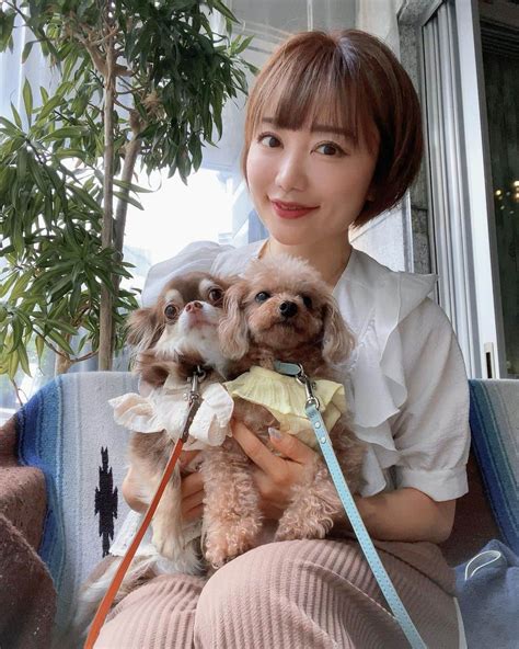 Roseさんのインスタグラム写真 Roseinstagram「💛🐶🩵🐶🧡 家では仲悪いのに外だと離れないの かわいい。。 愛犬