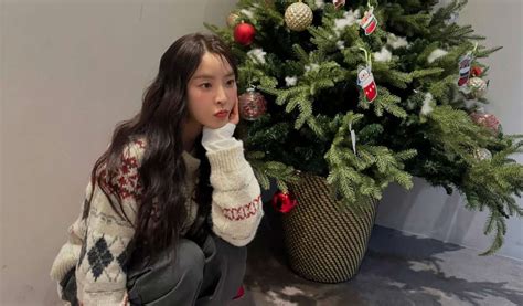 정유미 크리스마스 분위기 살린 빈티지 카디건 룩‘겨울 포근함의 정석