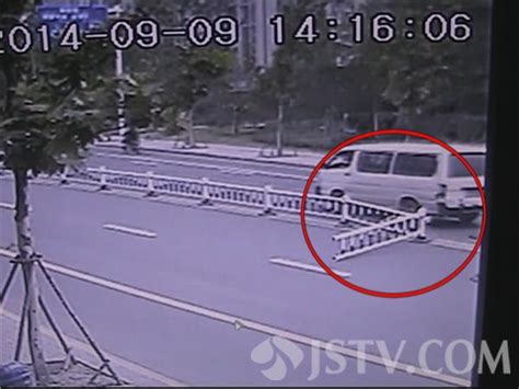 常州：老太横穿马路欲翻护栏被撞伤