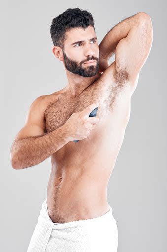 데오도란트 스프레이 및 위생 신선한 향기 또는 땀 냄새를 위해 스튜디오에서 손질하는 남자 남성 모델은 겨드랑이에 체취 미용 화장품 병 제품의 스킨케어를 배경으로 뿌린다 건강