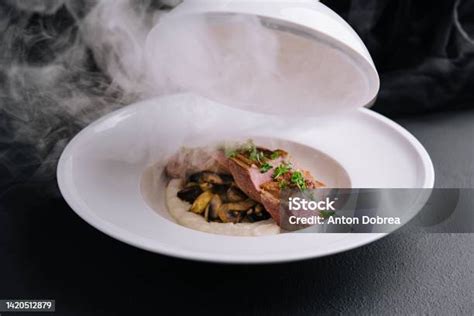 버섯과 으깬 감자로 절묘하게 제공되는 쇠고기 메달리온 감자 요리에 대한 스톡 사진 및 기타 이미지 감자 요리 버섯 소고기 Istock