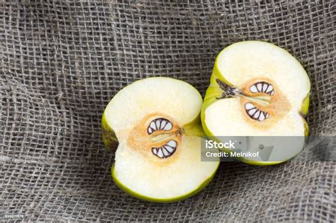 가 채식 천연 제품입니다 마 르 멜로 매우 질감된 회색 삼 베에 라는 건강 한 과일의 두 반쪽 닫습니다 그것의 구 덩이 이빨