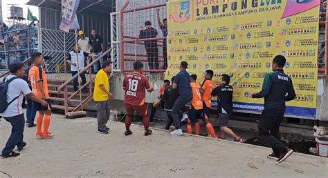 Sepak Bola Lamteng Vs Metro Ricuh Wasit Hingga Perangkat Pertandingan