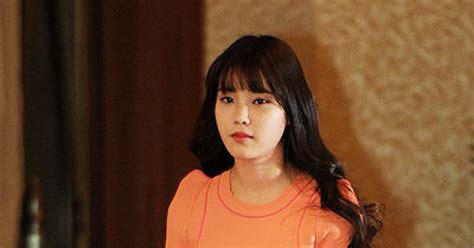 아이유 초미니 원피스에 조심조심 아찔한 각선미
