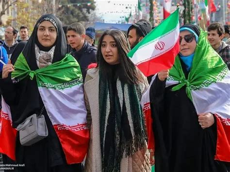 صحيفة إيرانية تنتقد الازدواجية في قضية الحجاب بعد السماح لمؤيدات النظام