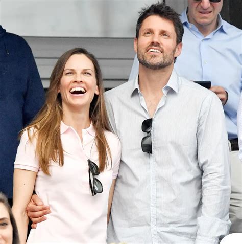 Хилари Свонк за првпат бремена на 48 години носи близнаци и го покажа трудничкото стомаче