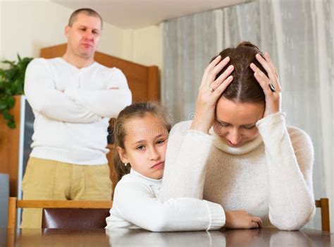 Filha Que Consola a Mãe Triste Foto de Stock Imagem de conflito
