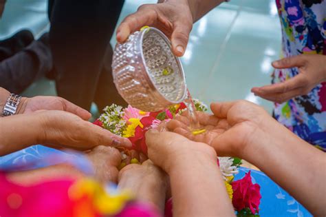 태국의 송 크 란 축제 기호 젊은이의 손 물 꽃을 부 어 세 타이 스는 새 해 물 노인 노인 화를 제공 하 여 축제와 축복에 대