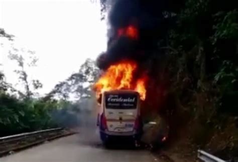 Incinerado Bus De Servicio Público Por Hombres Armados En Anorí