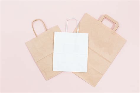 크 래 프 트 종이 에코 백 평면도 및 플랫 하다 브라운과 화이트 크 래 프 트 모의 대 한 복사 공간을 패키지합니다 쇼핑백에