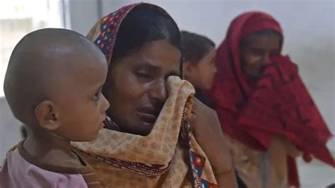 سیلاب میں گِھری خواتین کے مسائل چاروں طرف کھلا علاقہ ہے، بے پردگی الگ