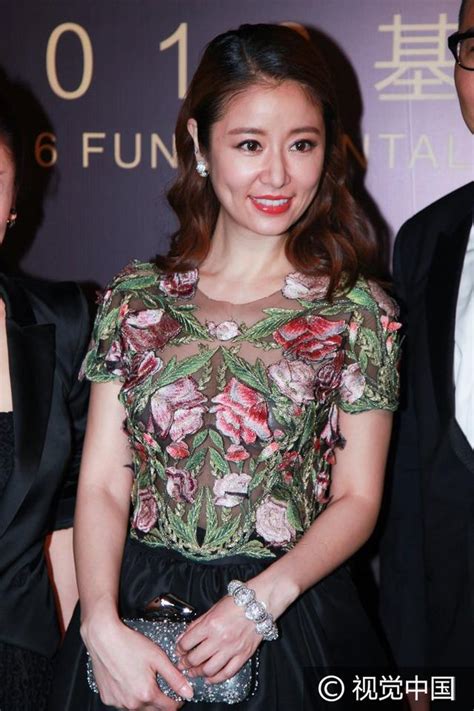 那麼性感霍建華知道麼？林心如透視上裝花朵遮胸，戀愛中美如花 每日頭條