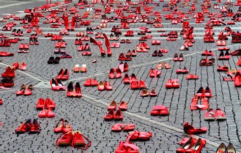 Zapatos rojos la instalación que visibiliza la violencia de género
