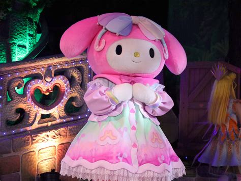 サンリオピューロランド初のレインコート姿も！ “天気”モチーフ新作パレード「rainbow Drops ～雨と仲間のものがたり～」スタート