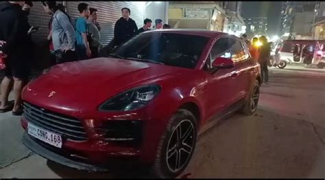 ជនបរទេសម្នាក់បើកឡានដឹកស្រីស្នេហ៍ បុ ក រះ យាន យន្ត ២គ្រឿង ពលរដ្ឋហាមមិនឱ្យបើកបន្តផ្ទុះហិ ង្សាផ្អើល