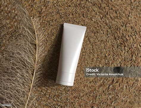 천연 화장품 포디움 디스플레이 브랜드 프리젠 테이션 배경의 마른 야자수 그림자와 고리버들 바구니 3d 렌더링 그림입니다 0명에 대한 스톡 사진 및 기타 이미지 Istock