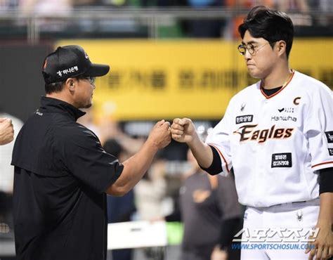 포토 정경배 대행 기분 좋은 승리의 하이파이브 네이트 스포츠