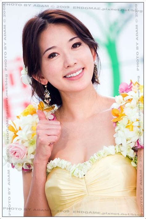 辣眼了！林志玲抹胸裙與小孩互動！結果一低下頭，一秒看光！還擺在男童面前，嚇得男童不知所措！ Peekme